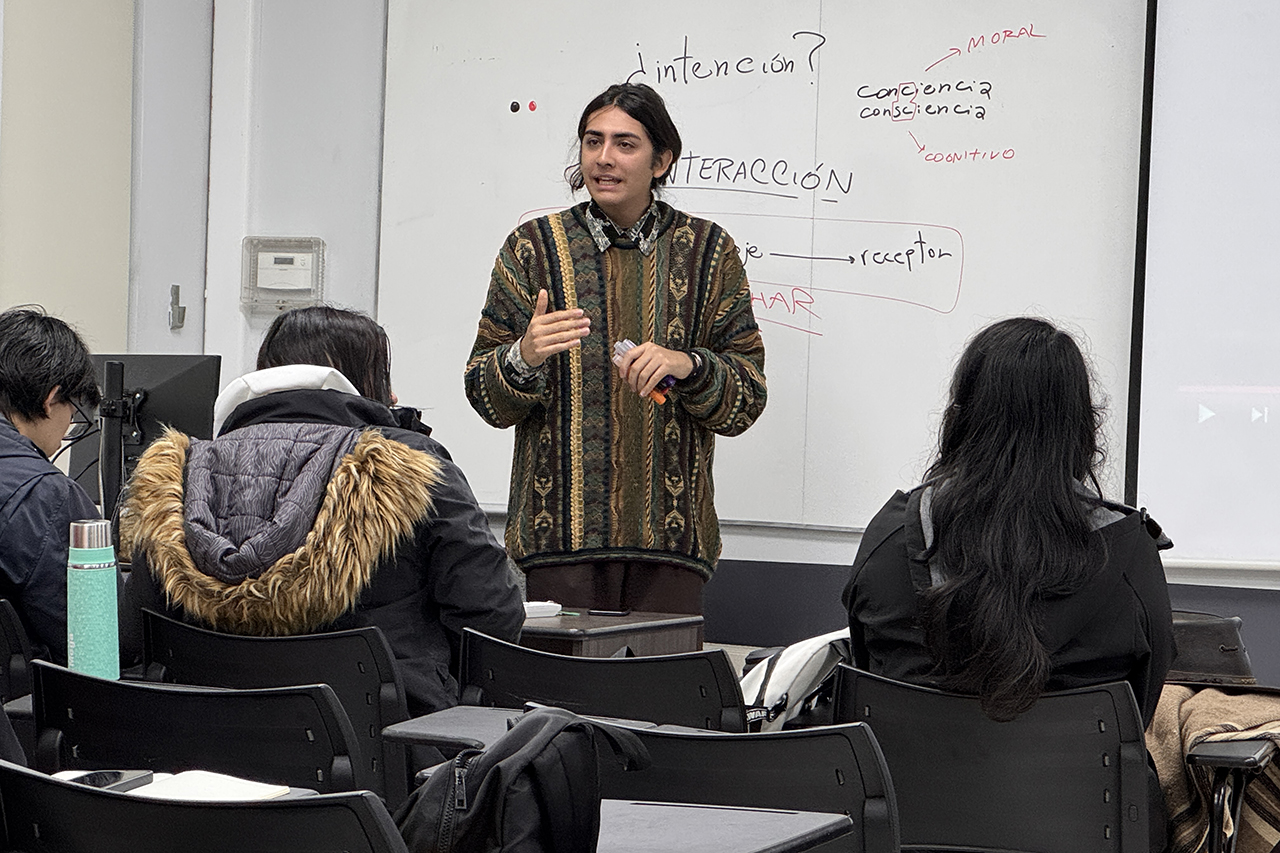Alumni de Pedagogía en Castellano y Comunicación dicta clase magistral sobre semiótica de la ...